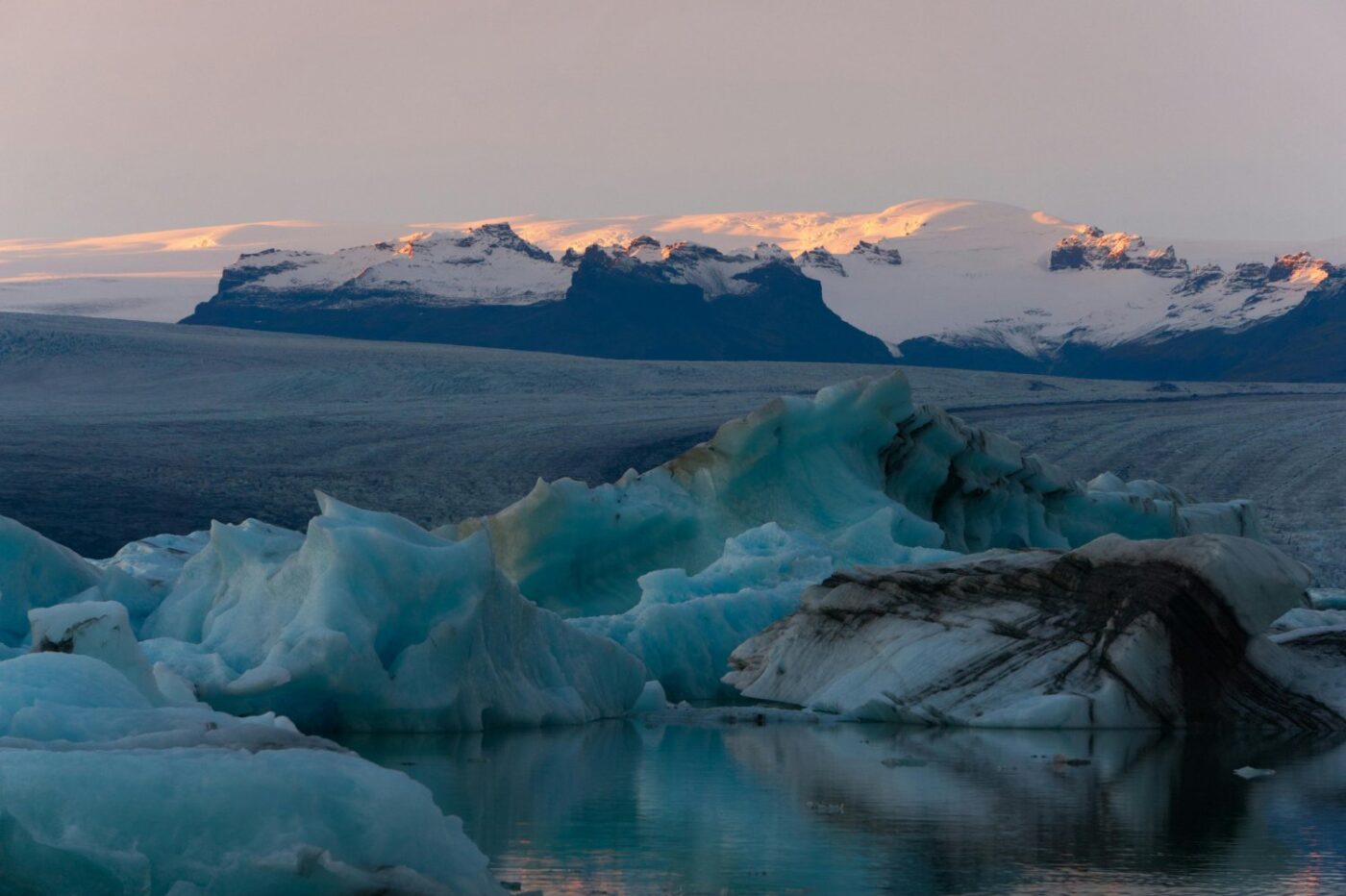 El iceberg negro del Atlántico que intriga a los científicos: el ...