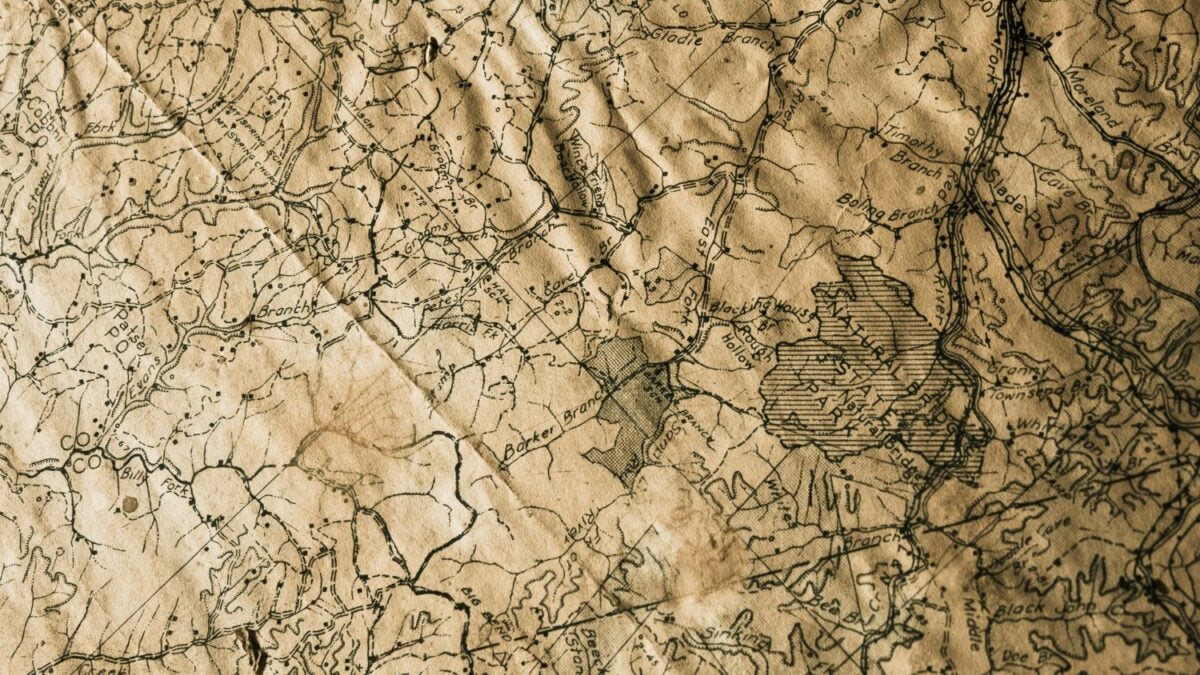 Una roca milenaria revela el mapa más antiguo de la historia humana