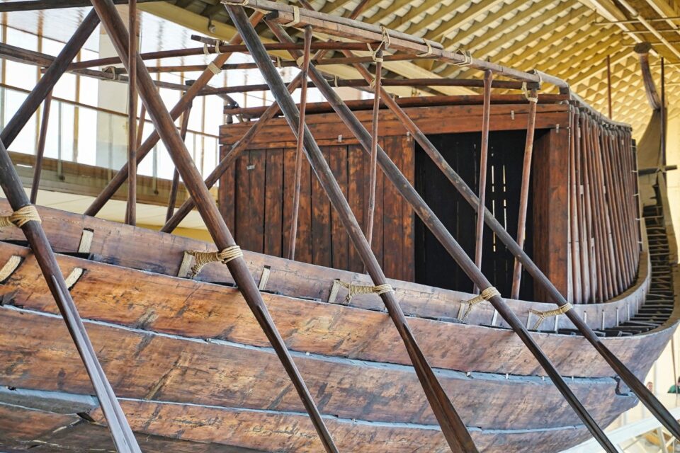 Egipto avanza con una restauración histórica: la barca solar de Keops ...