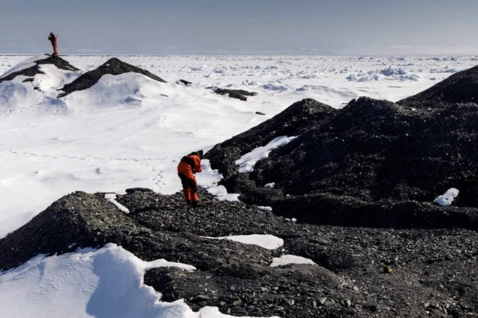 Científicos descubrieron que los icebergs negros del Ártico están ...