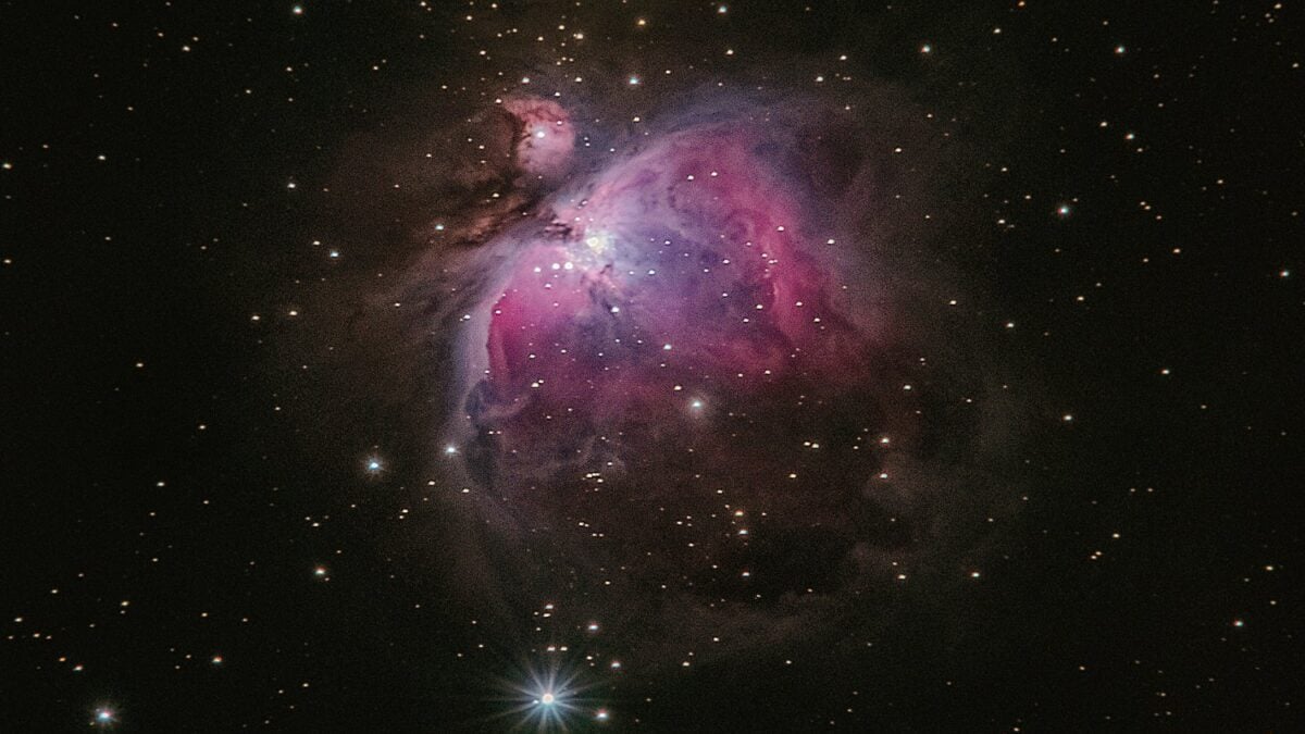 Encontraron una galaxia con forma de arco y flecha que cae a 3.500 km/s ...